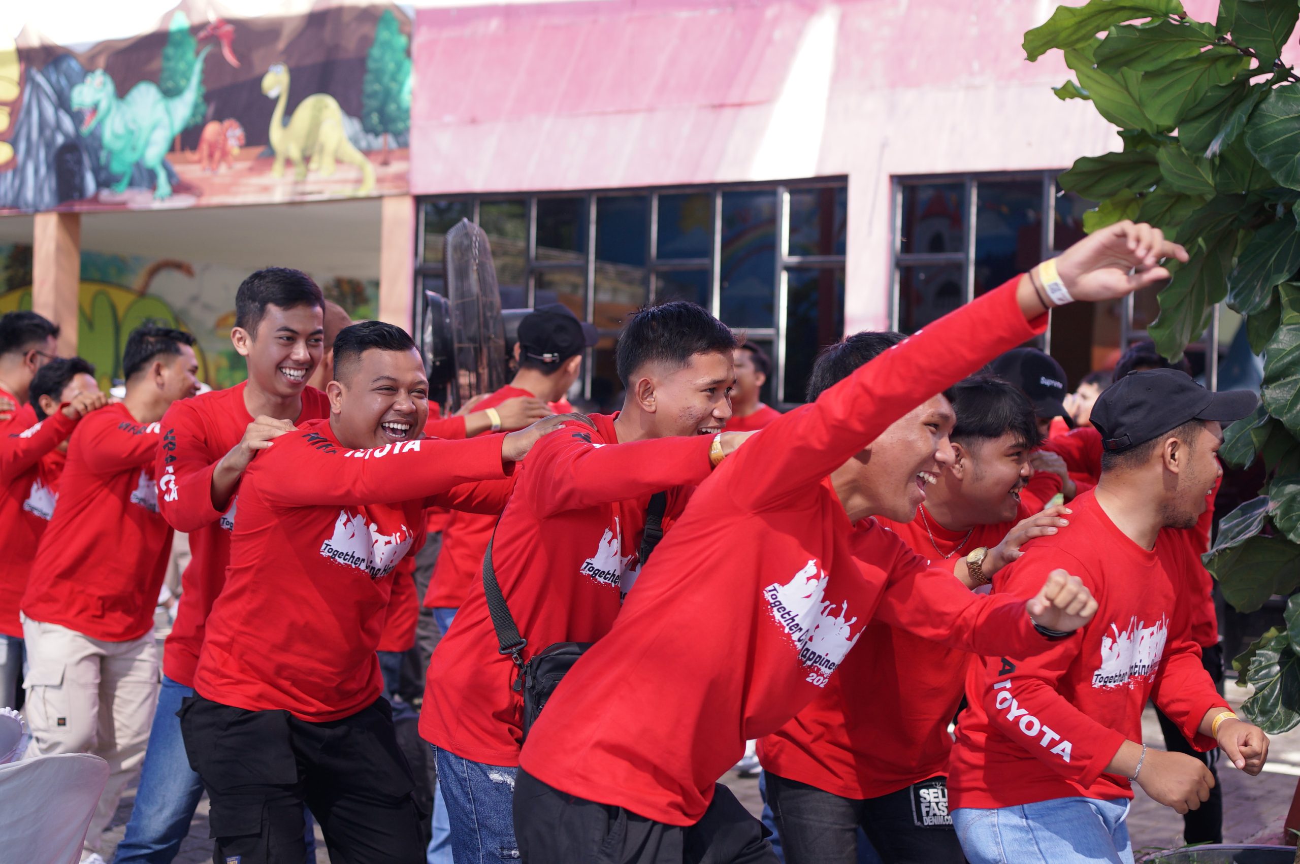 Keseruan tim building saat fun games di gathering Amanah Borneo Park ...